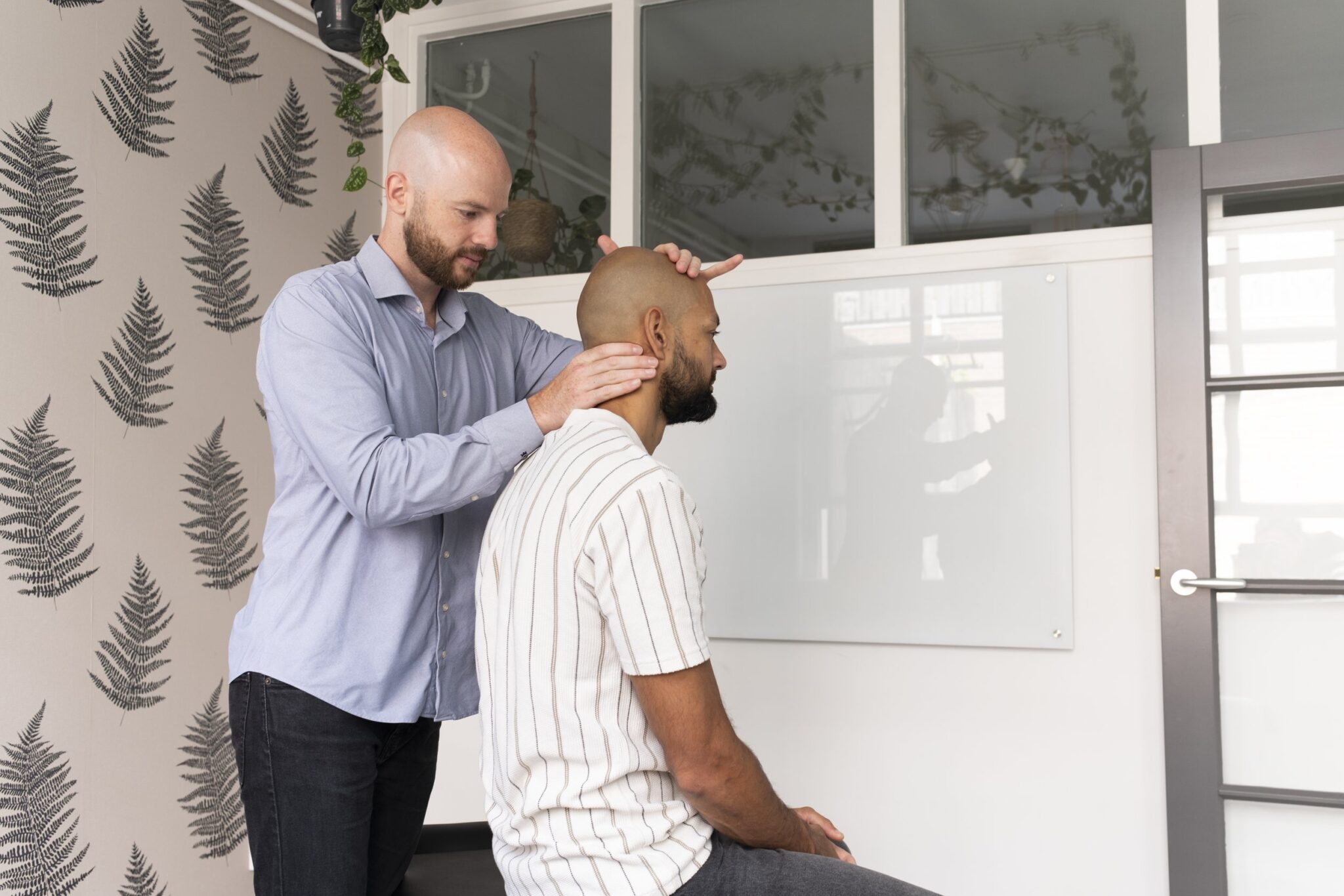 Text neck: nekpijn door je smartphone - The Family Chiropractor